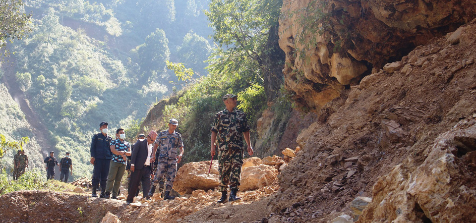 Army Clearing Landslides Of Sulichaur-Pyuthan Road Section « Nepalese Voice